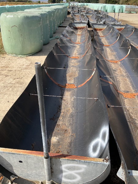 Lot 51 - Pad feeder trough | AuctionsPlus