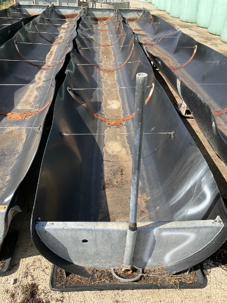 Lot 60 - Pad feeder trough | AuctionsPlus