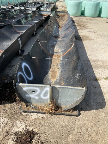 Lot 63 - Pad feeder trough | AuctionsPlus