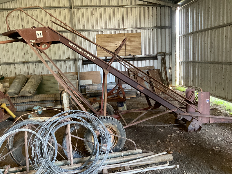 Lot 8 - International small bale elevator | AuctionsPlus