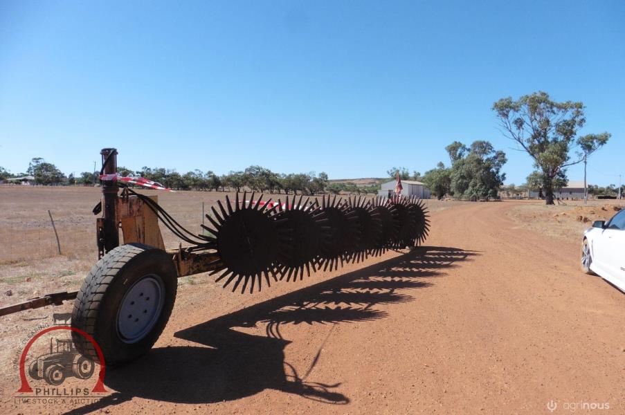 Lot 14 - Western 7 wheel pinwheel rake | AuctionsPlus