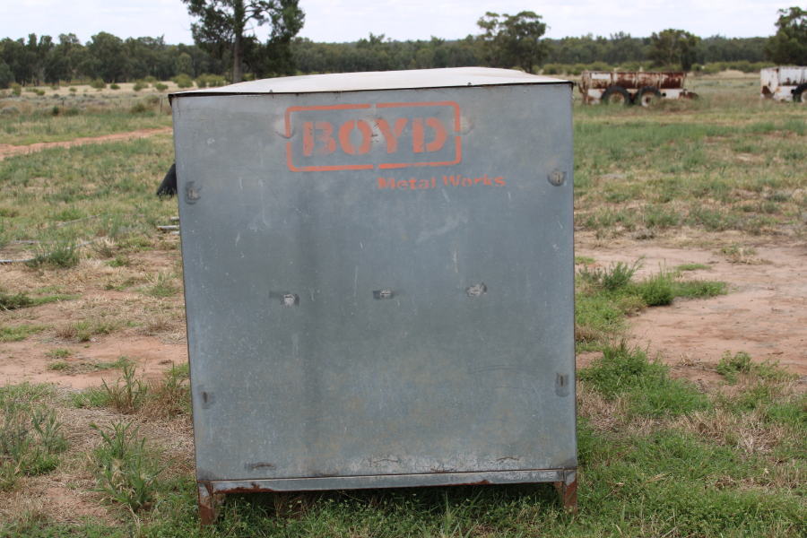 Lot 19 - Boyd Hay Feeder | AuctionsPlus