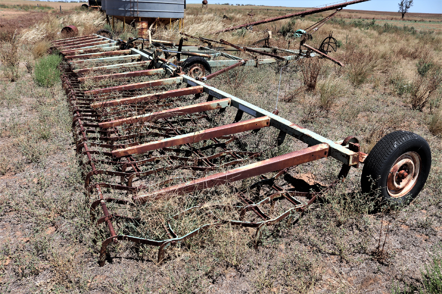 Lot 15 - Mannum hydraulic 42’ folding harrows. | AuctionsPlus