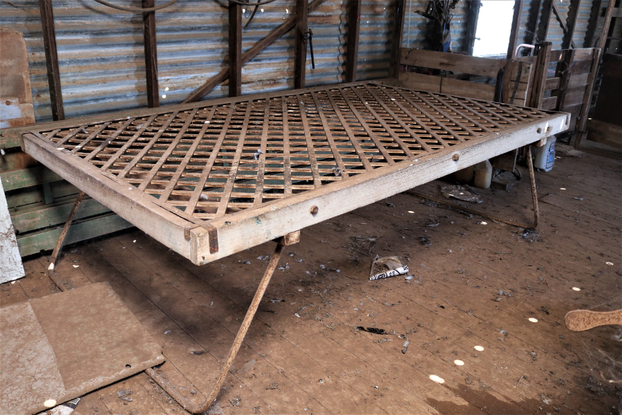 Lot 62 - Wooltable, timber frame. | AuctionsPlus