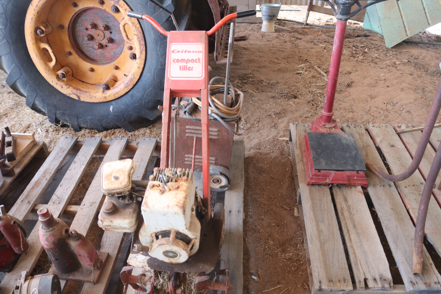 Lot 171 - Gilson compact tiller/rotary hoe. | AuctionsPlus