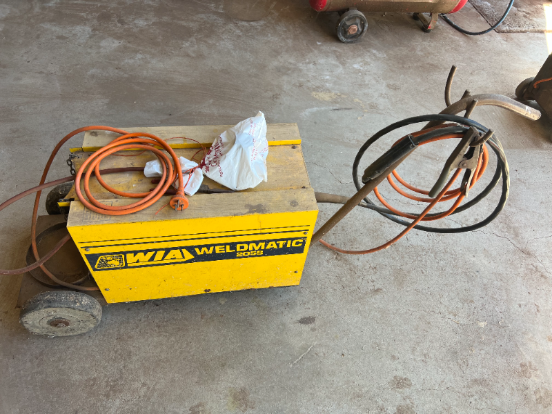 Lot 64 - WIA Weldmatic 205S Mig welder 15 amp plug | AuctionsPlus