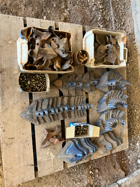 Lot 120 - Scarifier Points and Bolts | AuctionsPlus