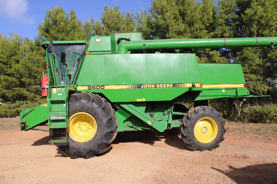Lot 20 - John Deere 9600 With 930 Combine | AuctionsPlus