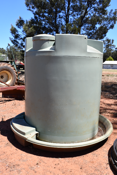 Lot 68 - Durapoly cup & saucer tank/trough (green) | AuctionsPlus