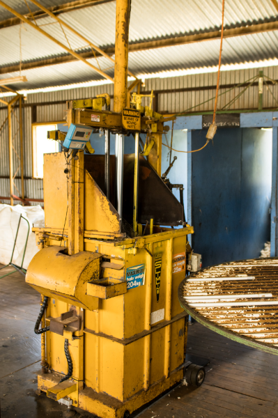 Lot 2 - TPW hydraulic wool press | AuctionsPlus