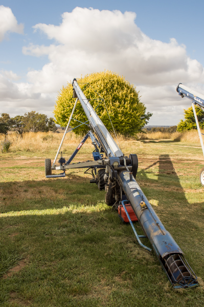 Lot 34 - Grainline 10-60 Auger self propelled Vanguard 35hp motor ...