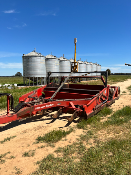 Lot 87 - Laser Bucket with Receiver and Stand | AuctionsPlus