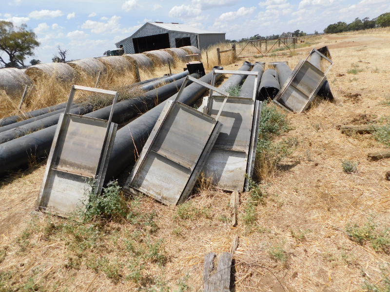 Lot 125 - 4 X 10 M BY 450 MM BLACK BRUTE PIPES WITH ALUMINIUM SLIDES ...