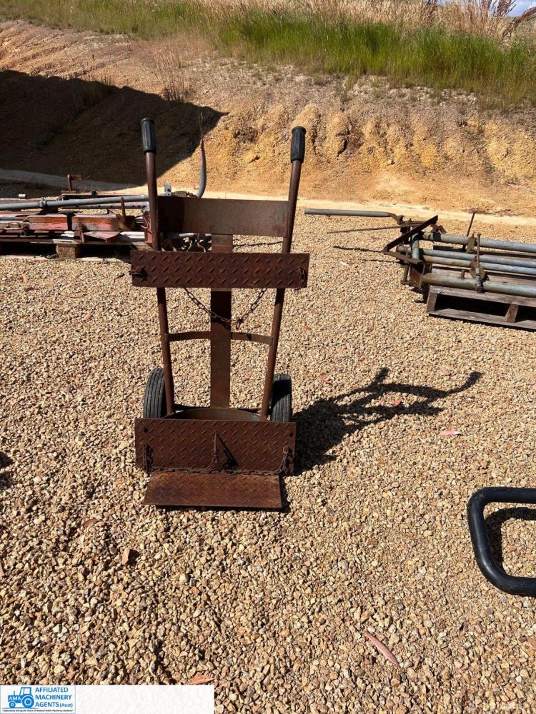 Lot 172 - Oxy Set Trolley | AuctionsPlus
