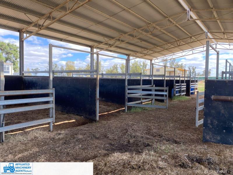 Lot 97 - 4.5 x Horse Yards with Padded Belting (4.2m x 6m) | AuctionsPlus