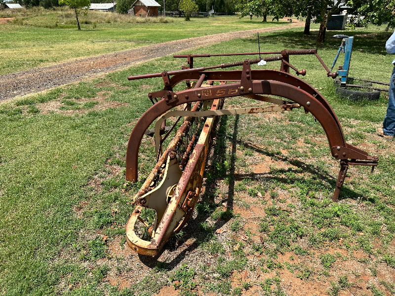 Lot 27 - Roll bar rake | AuctionsPlus