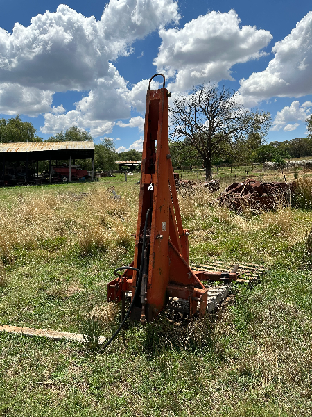 Lot 40 - Hydraulic hay lifter | AuctionsPlus