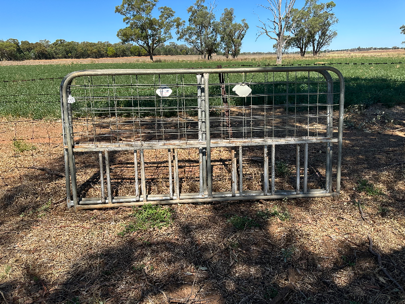 Lot 189 - Creep feeder gates | AuctionsPlus