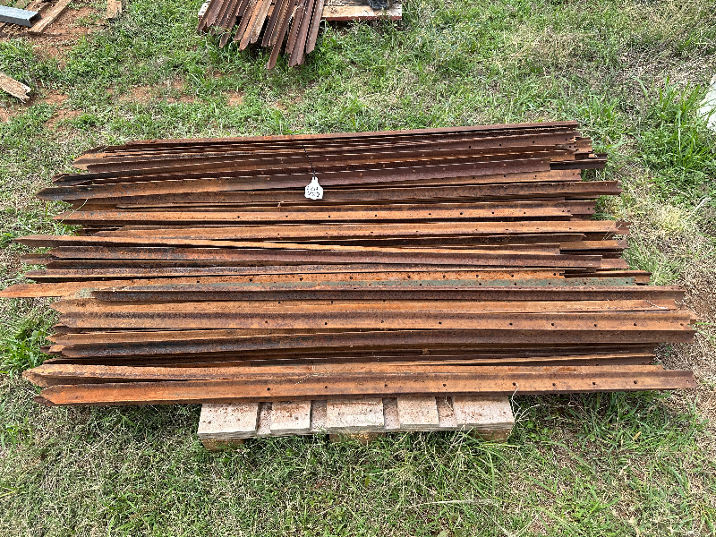 Lot 252 - Steel 9 hole star post | AuctionsPlus