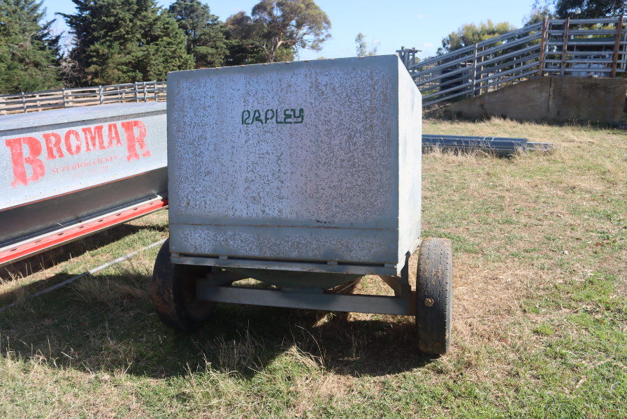 Lot 185 - Galvanised Sheep Feeder | AuctionsPlus