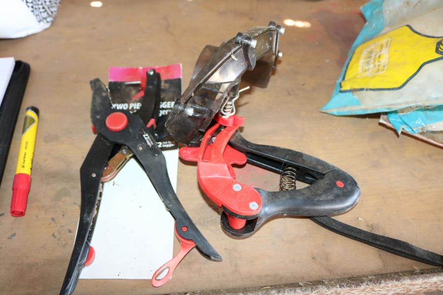 Lot 211 - EAR TAG GUNS | AuctionsPlus