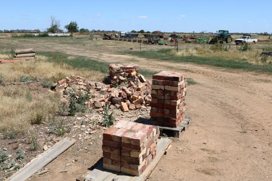 Lot 72 - OLD RED BRICKS | AuctionsPlus