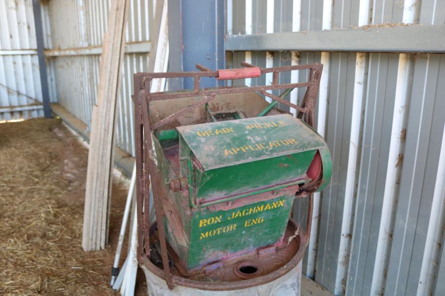 Lot 89 - GRAIN PICKLE APPLICATOR and AUGER | AuctionsPlus