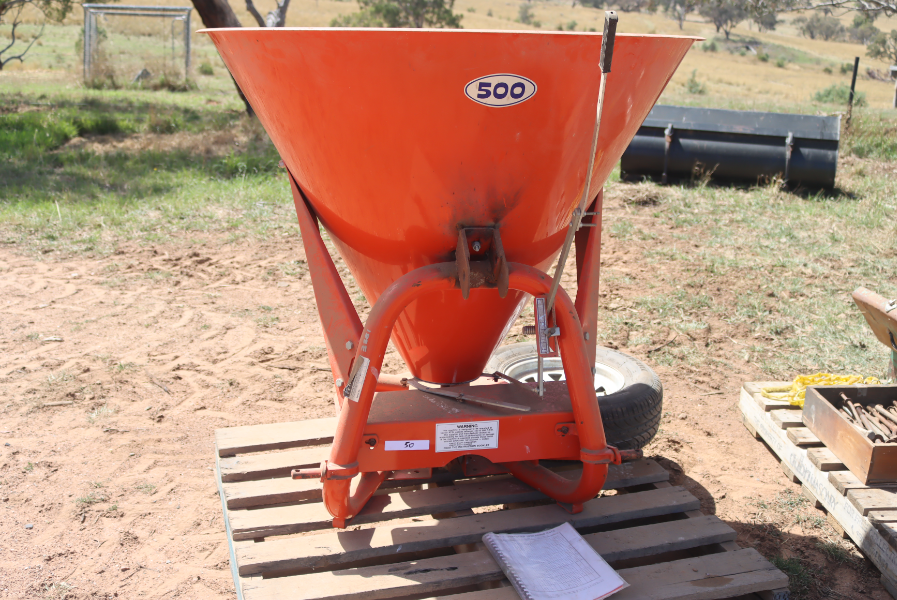 Lot 232 - Super spreader, 3 point linkage 500 kg | AuctionsPlus