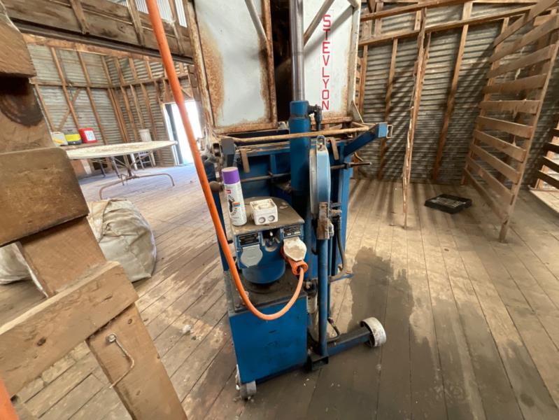 Lot 113 - Stevlyon Woolpress | AuctionsPlus