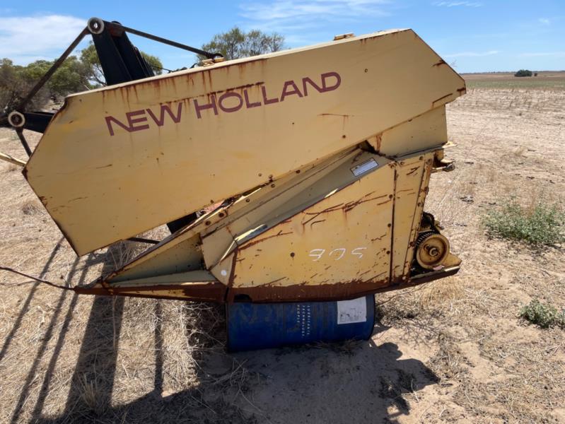 Lot 143 - NEW HOLLAND HEADER FRONT 806 | AuctionsPlus