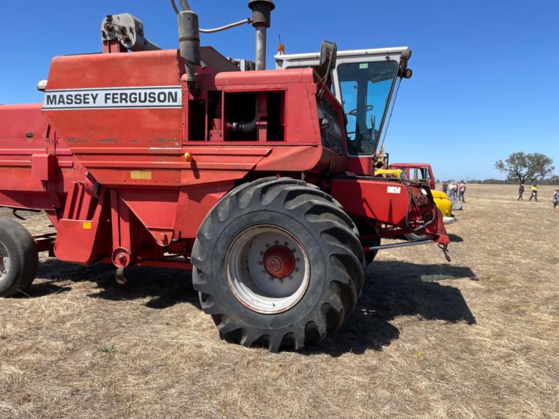 Lot 60 - MASSEY FERGUSON 860 HEADER | AuctionsPlus