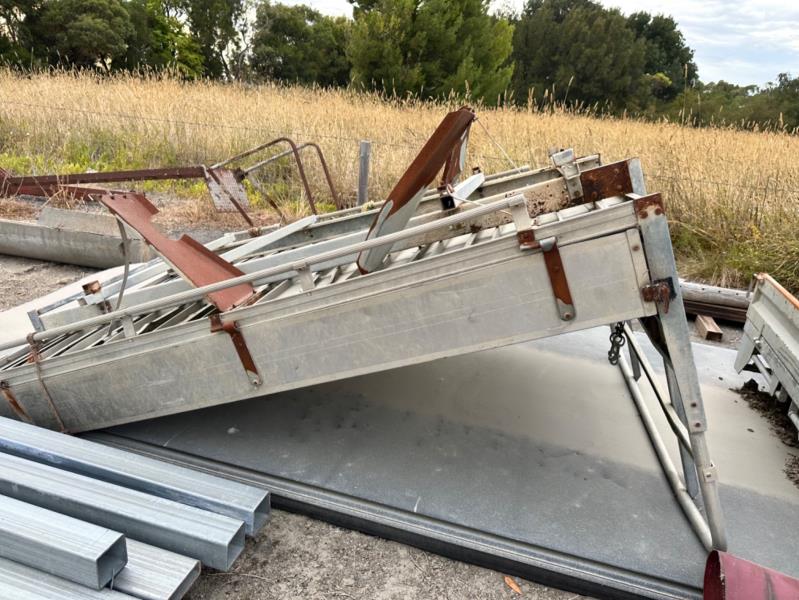 Lot 72 - GITSHAM ALUMINIUM TRAY | AuctionsPlus
