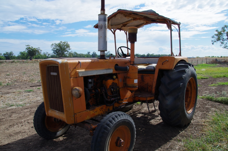 Lot 325 - 306 Chamberlain tractor | AuctionsPlus