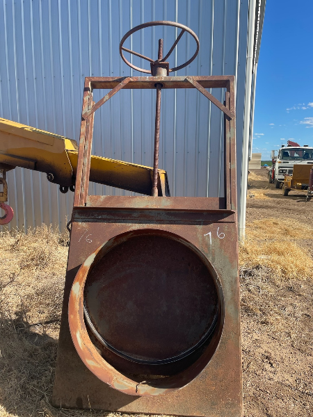 Lot 76 - 900mm Irrigation gate | AuctionsPlus