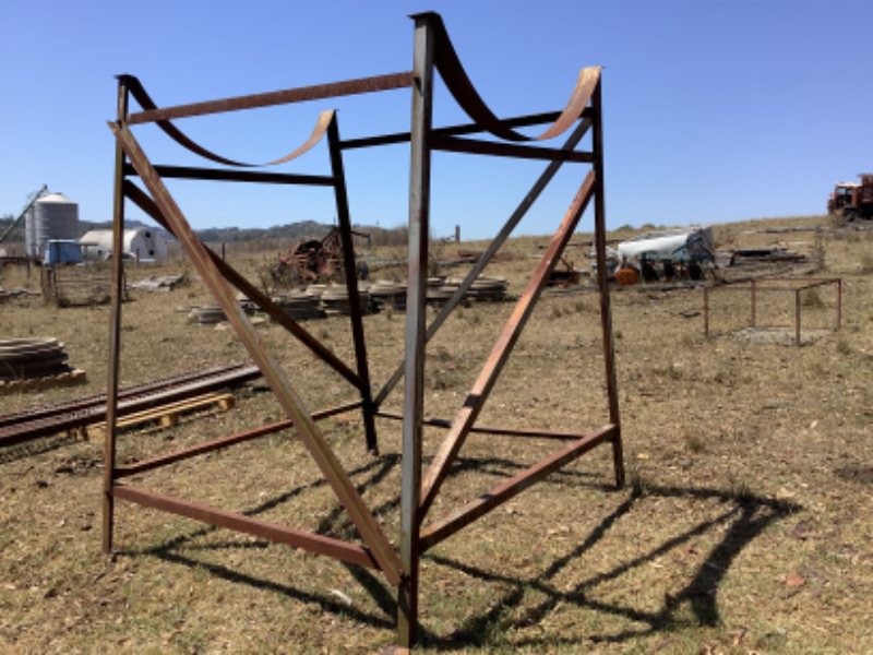 Lot 80 - STEEL TANK STAND | AuctionsPlus