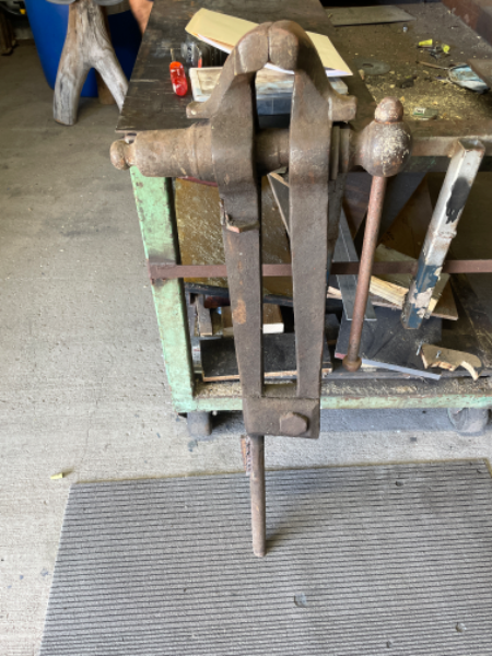 Lot 67 - BLACKSMITH LEG VICE | AuctionsPlus