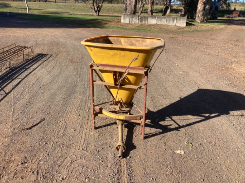 Lot 41 - TEAGLE FERTILISER SPREADER | AuctionsPlus