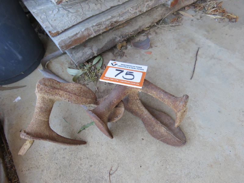 Lot 75 - BOOTMAKERS LAST | AuctionsPlus