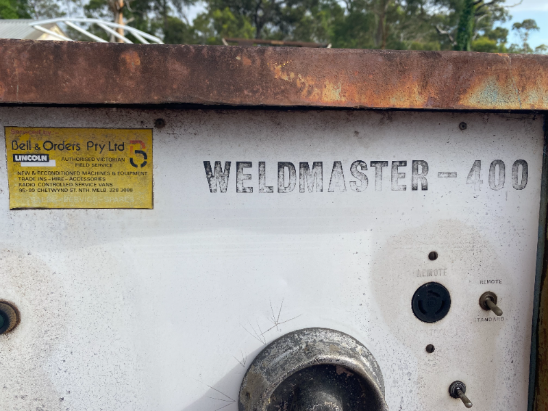 Lot 28 - Lincoln Weldmaster 400 portable diesel welder on unreg trailer ...