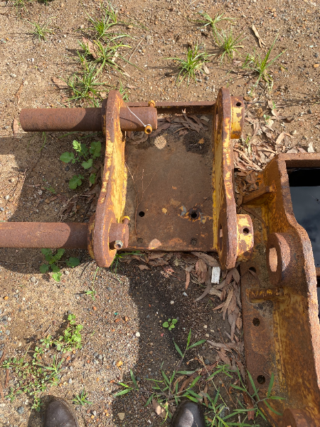 Lot 31 - Head plate for excavator - mounted implements 80mm pins ...