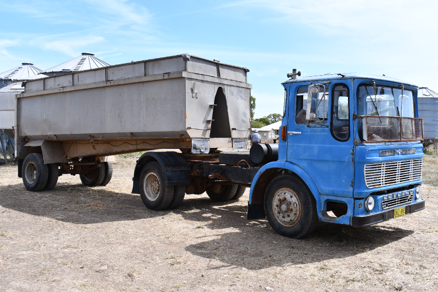 Lot 9 - Leyland Comet prime mover & Jamor tipper trailer | AuctionsPlus