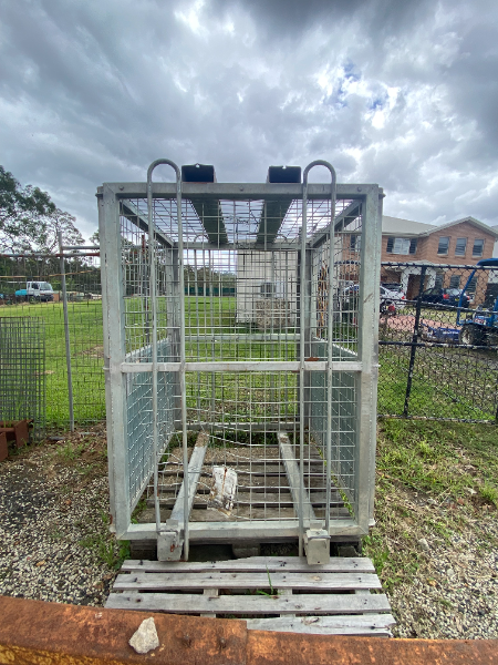 Lot 64 - House brick cage protected pallet lifter - for crane - made by ...