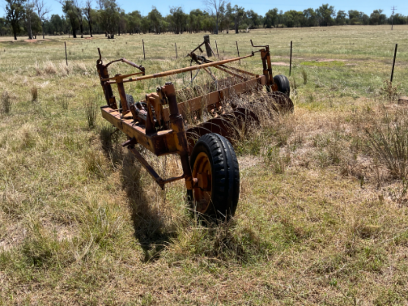 Lot 15 - 14-disc one-way Chamberlain Plough | AuctionsPlus