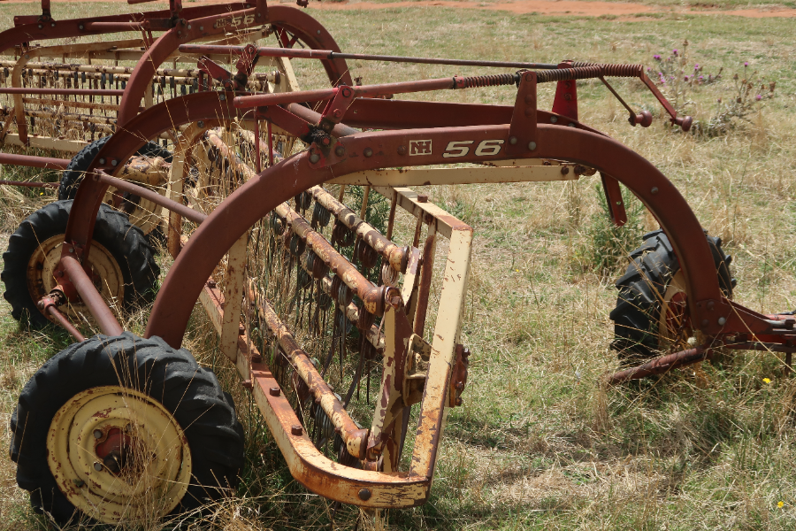 Lot 64 - NEW HOLLAND 56 ROLLER BAR RAKE | AuctionsPlus