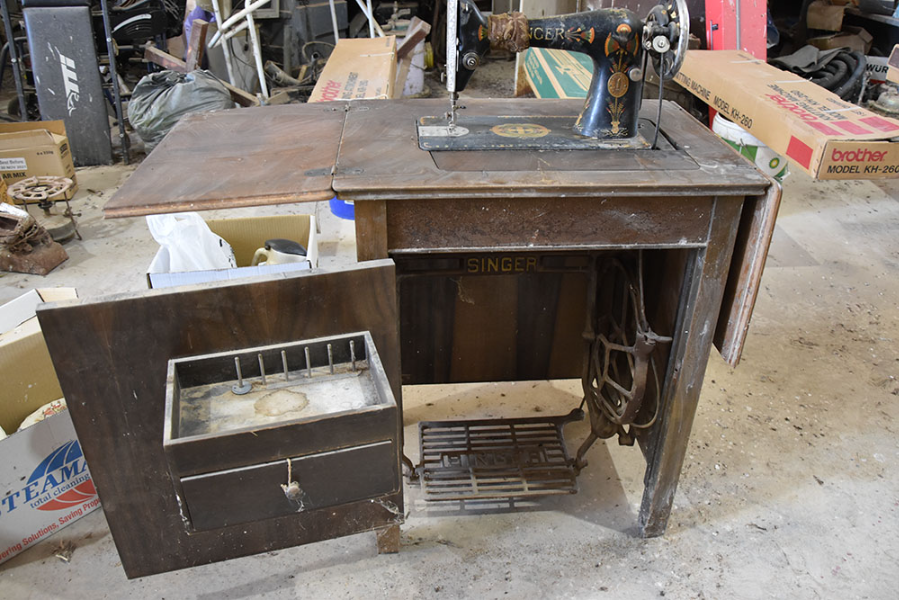 Lot 145 - Singer Sewing Machine & Cabinet | AuctionsPlus