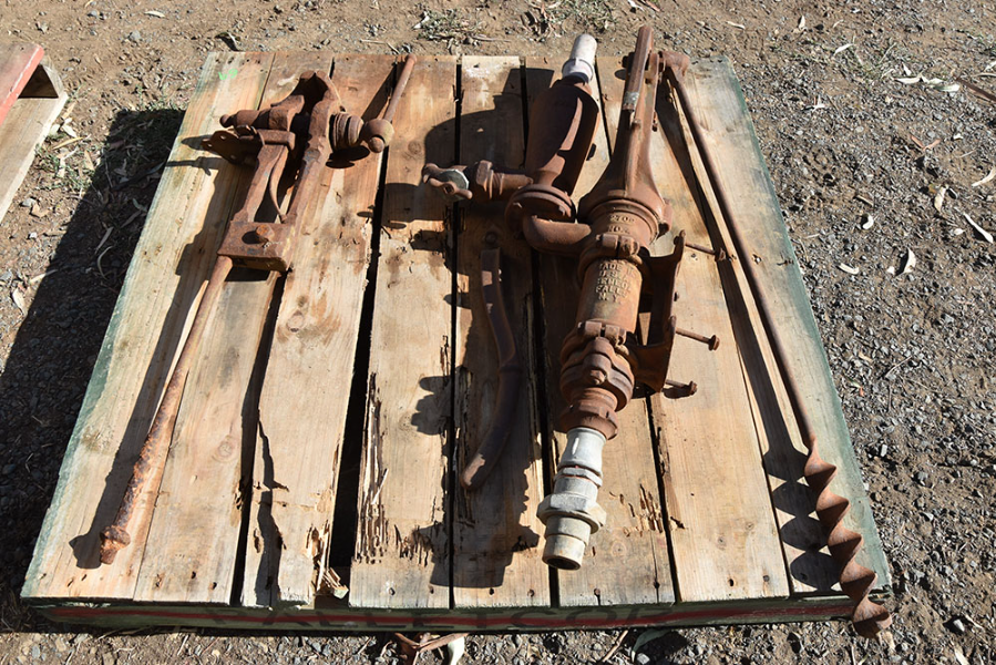 Lot 69 - Well Pump, Leg Vice & Timber Auger | AuctionsPlus