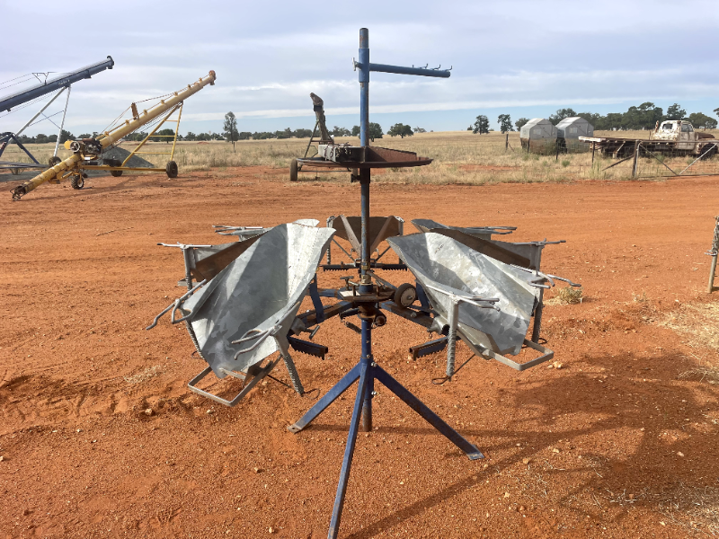 Lot 45 - Lamb marking cradle | AuctionsPlus