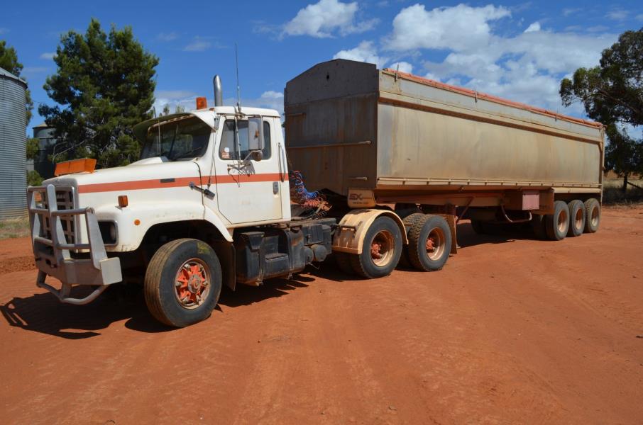 Lot 4 - International S.Line 2600 Truck (1986) & Alcan Trailer ...