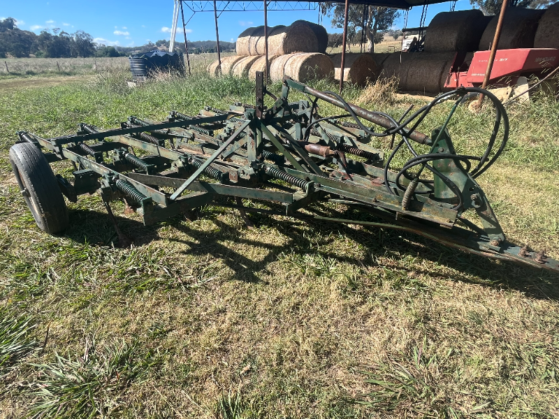 Lot 128 - Shearer Level Lift Scarifier 21 Tyne | AuctionsPlus