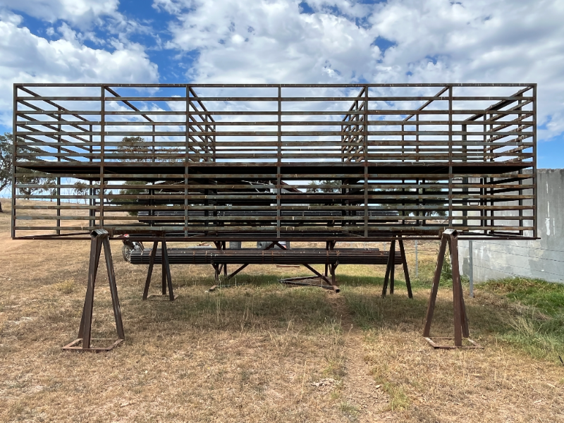 Lot 118 - Sheep Crate | AuctionsPlus